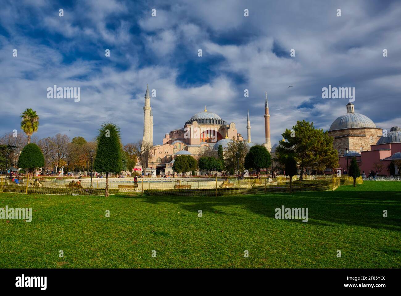 Die Hagia Sophia ist ein enormes architektonisches Wunder in Istanbul ...