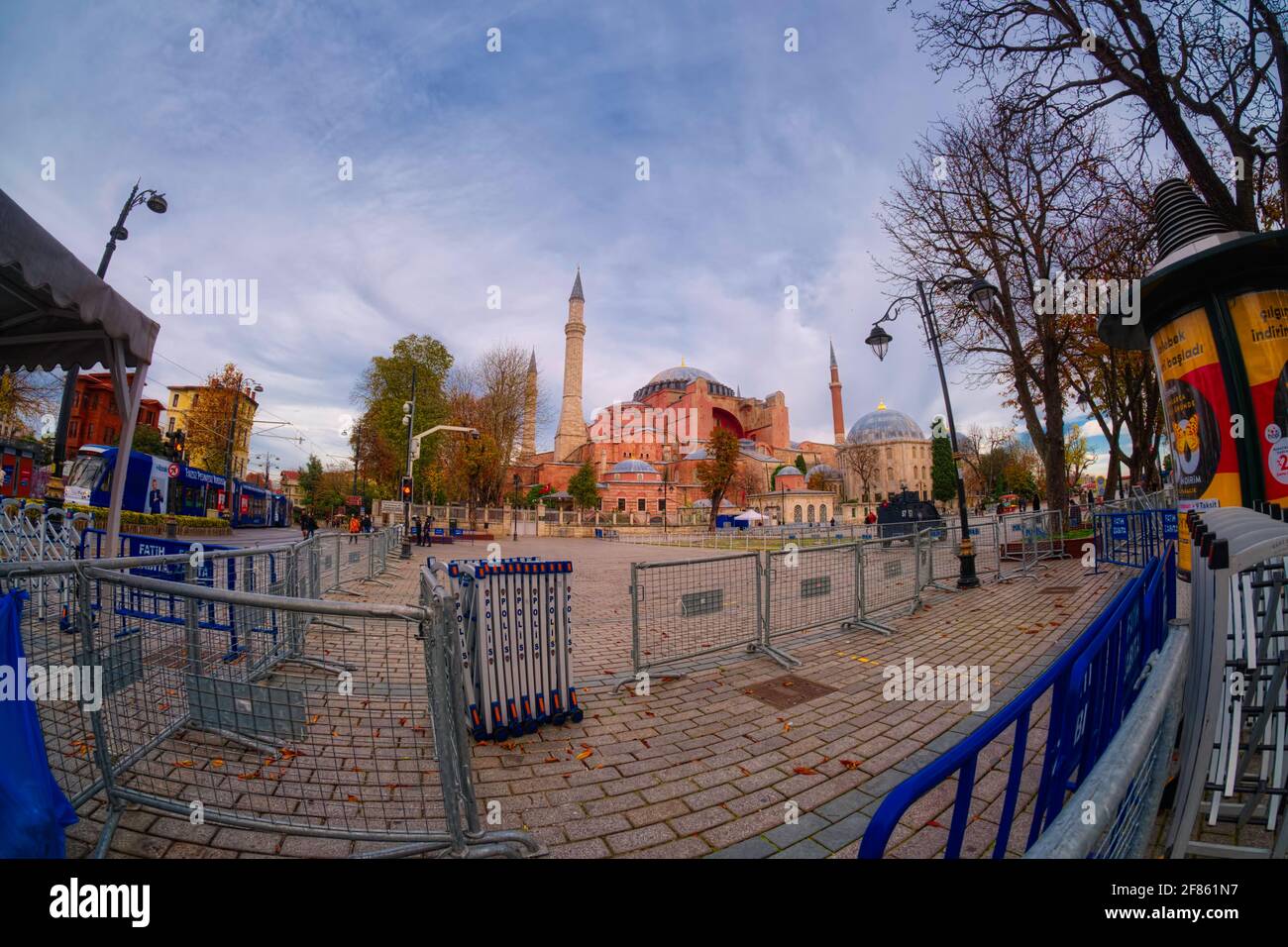 Die Hagia Sophia ist ein enormes architektonisches Wunder in Istanbul ...