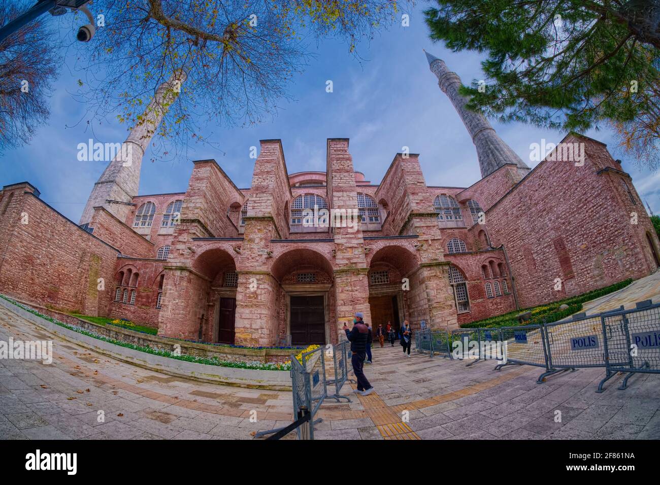 Die Hagia Sophia ist ein enormes architektonisches Wunder in Istanbul ...