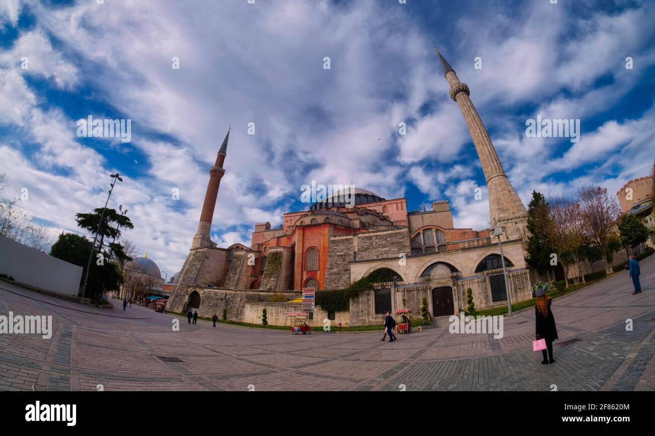 Die Hagia Sophia ist ein enormes architektonisches Wunder in Istanbul ...