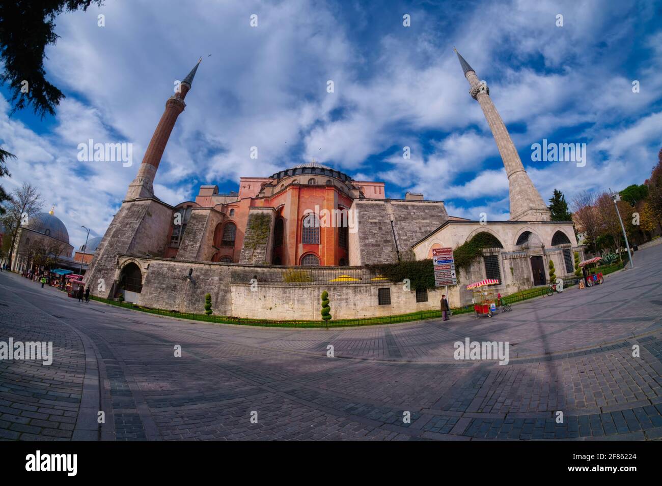 Die Hagia Sophia ist ein enormes architektonisches Wunder in Istanbul ...