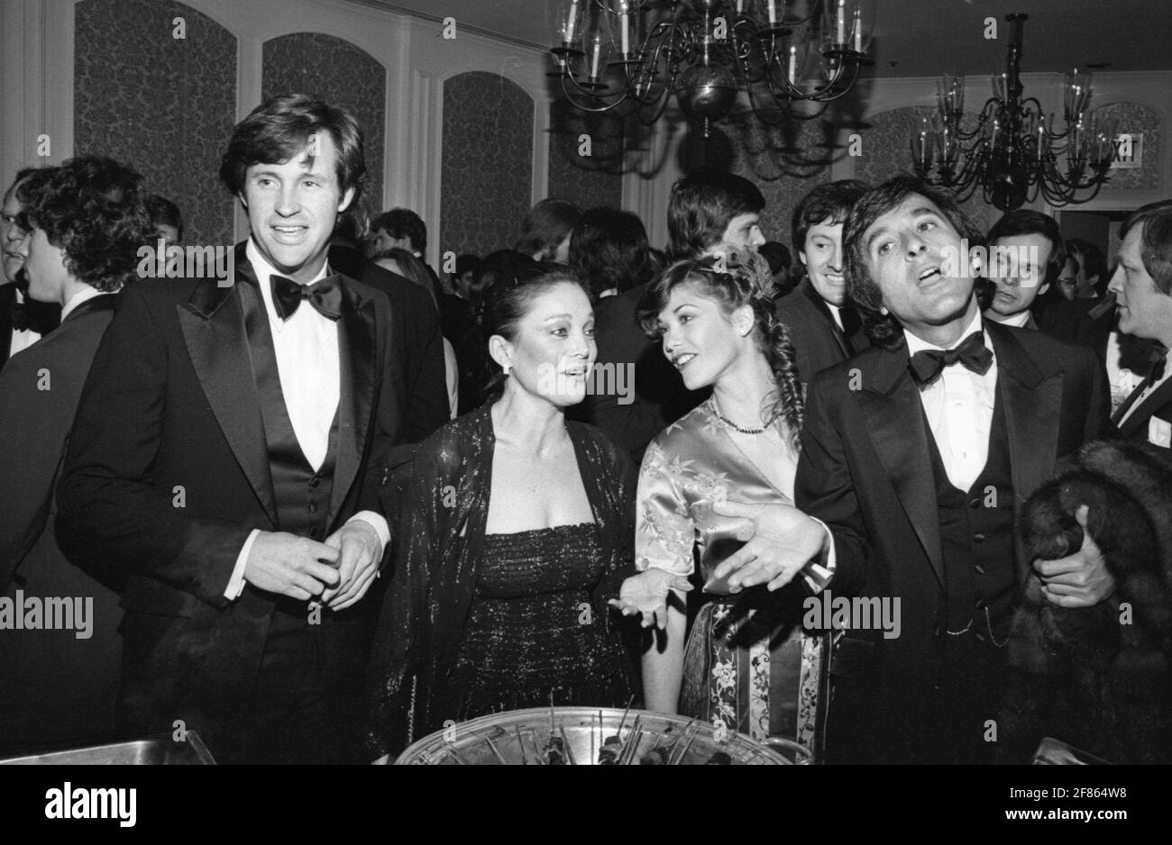 Robert Hays, Barbi Benton und George Gradow um die 1980er Jahre Credit ...