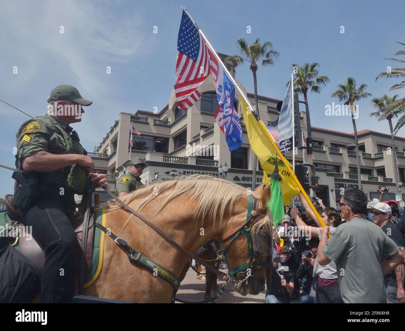 Huntington Beach, Usa. April 2021. White Lives Matter und Gegen Black ...