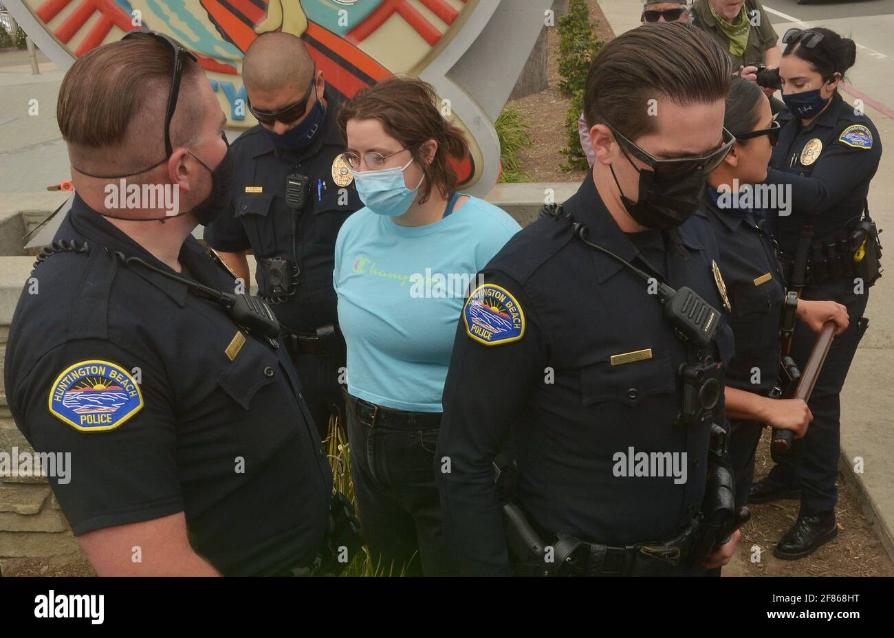 Polizeibeamte von Huntington Beach verhaften eine Frau während einer ...