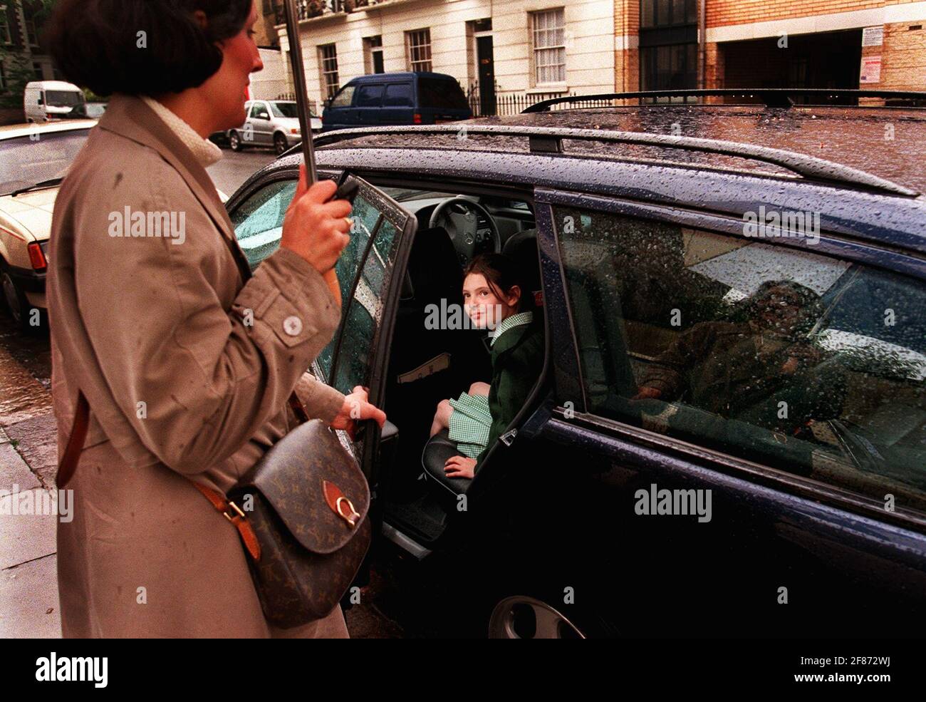 Mit dem Auto von der Cavendish Schule in Camden abgeholt, Louisa O ...