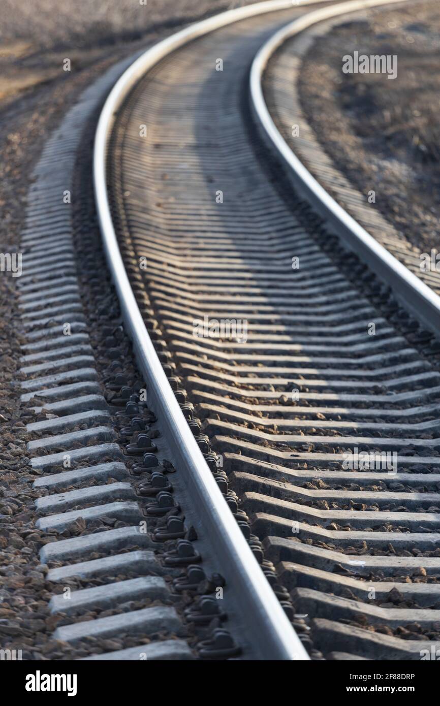 Eisenbahnstrecke. Die Schienenbahn besteht aus Schienen, Spannern ...