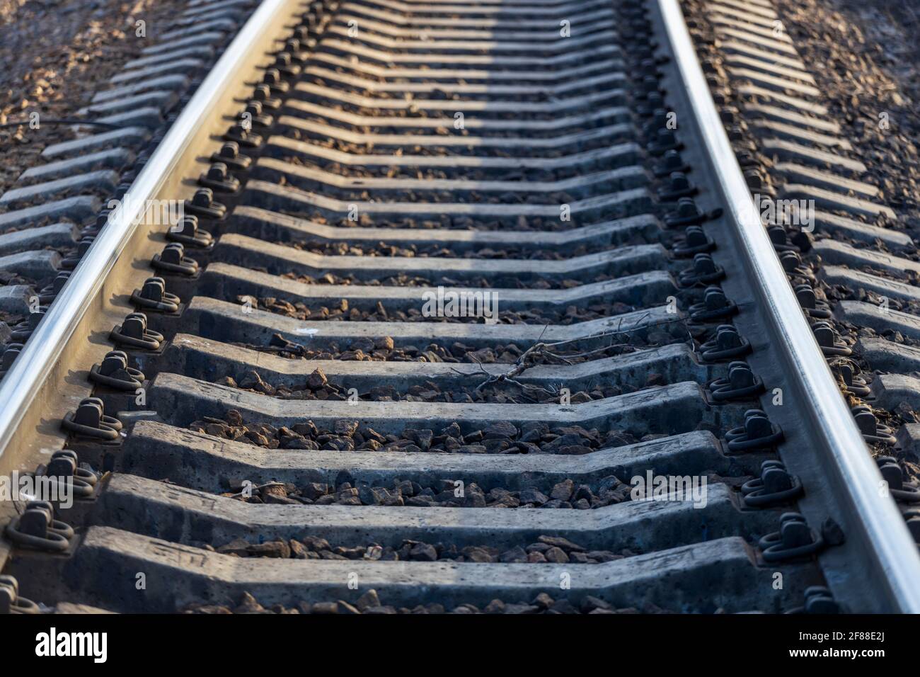 Eisenbahnstrecke. Die Schienenbahn besteht aus Schienen, Spannern ...