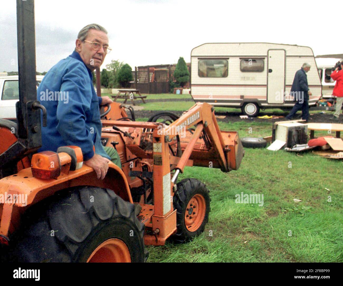 ROBBIE MARTIN, NACHDEM ER VON SEINEM TRAKTOR IN DIE LUFT GESCHLEUDERT ...