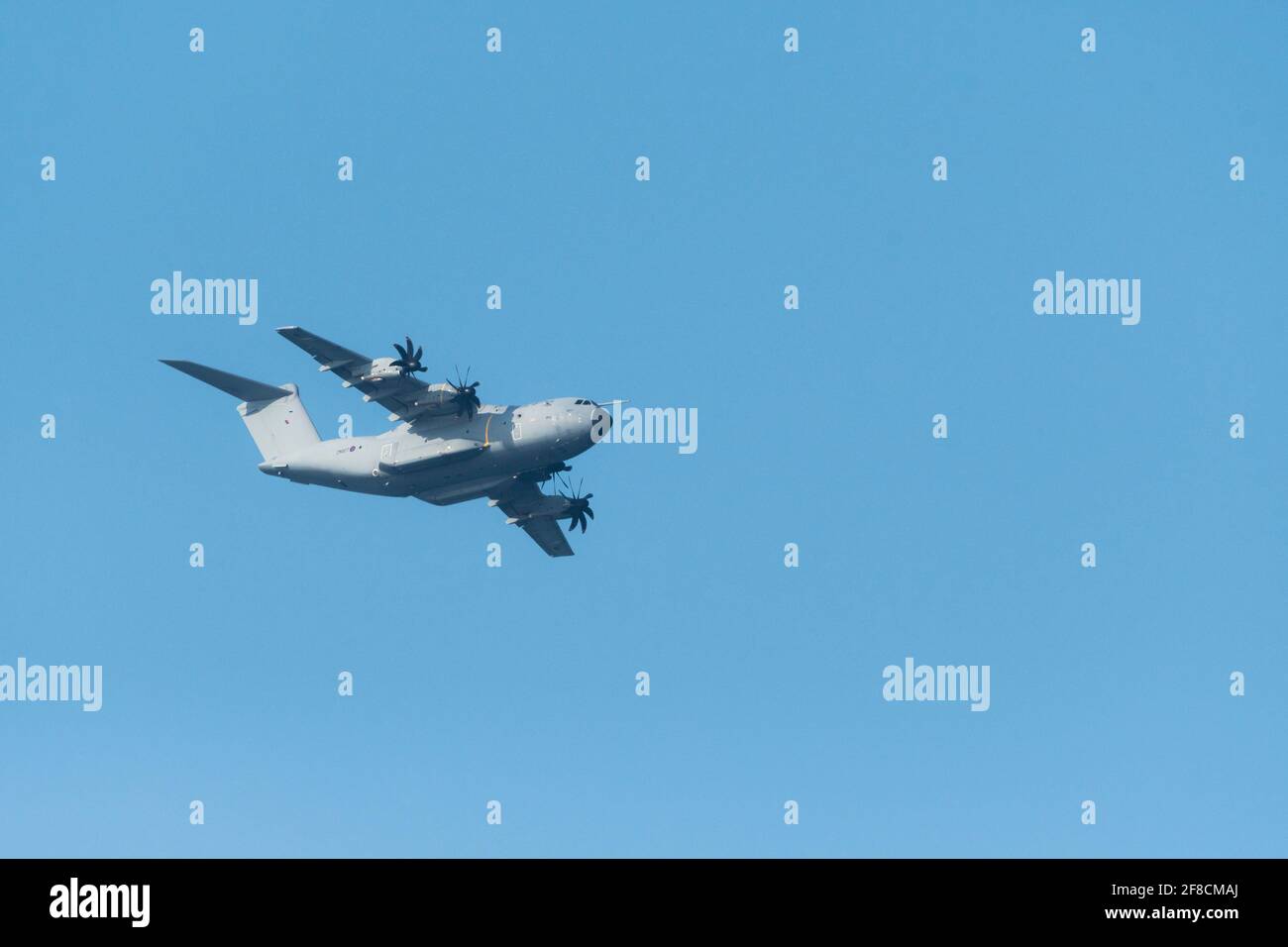 Ein RAF Airbus A400M Atlas C,1 Transportflugzeug, das über dem Flugzeug ...