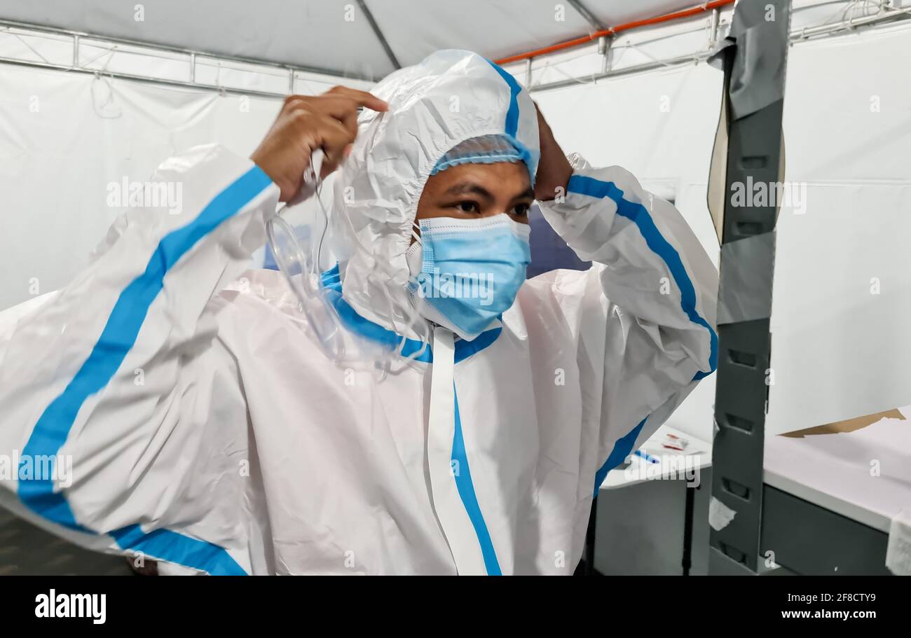 Mitarbeiter im Gesundheitswesen, die persönliche Schutzausrüstung ...