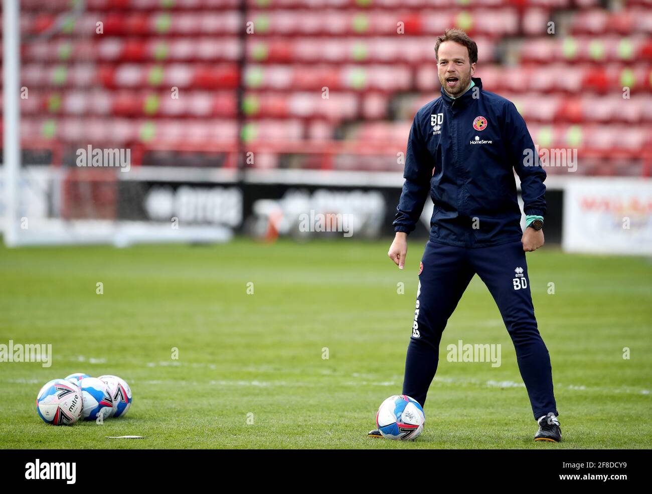 Walsall-Manager Brian Dutton auf dem Spielfeld vor dem zweiten Spiel ...