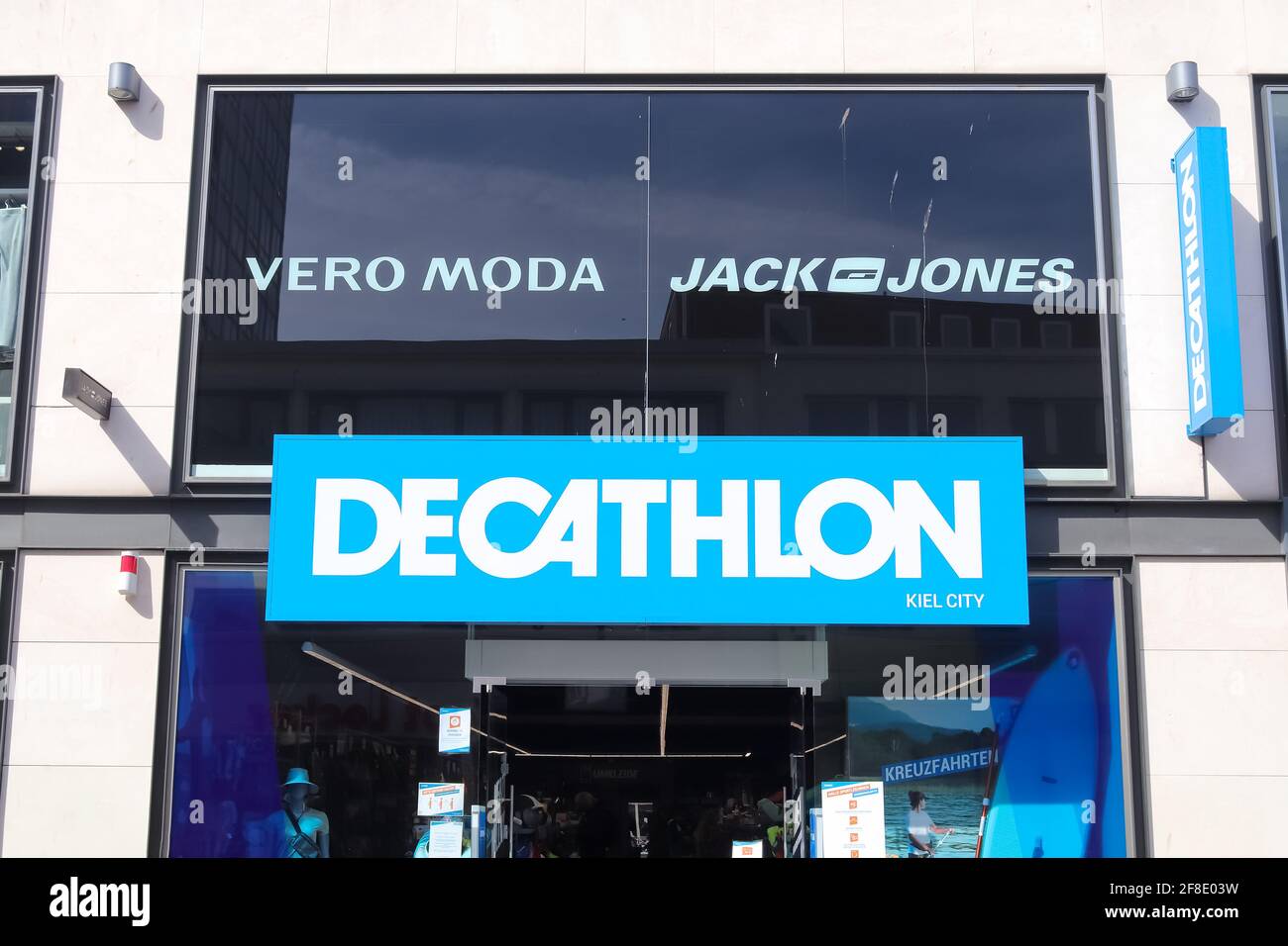 Decathlon Logo Stockfotos und -bilder Kaufen - Alamy