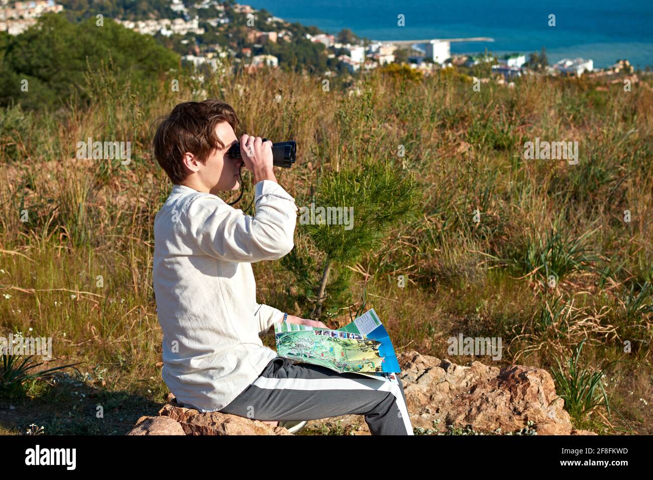 Abenteuerlicher junger spanischer männlicher Reisender, der auf einem ...