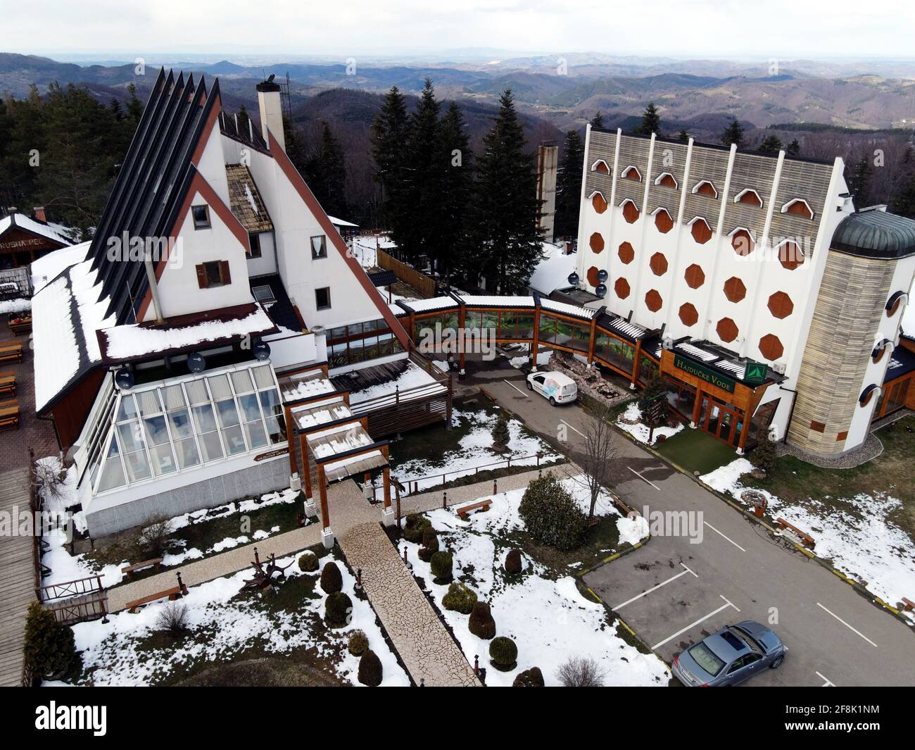 TESLIC, BOSNIEN UND HERZEGOWINA - 08. Apr 2021: Touristenzentrum in der ...