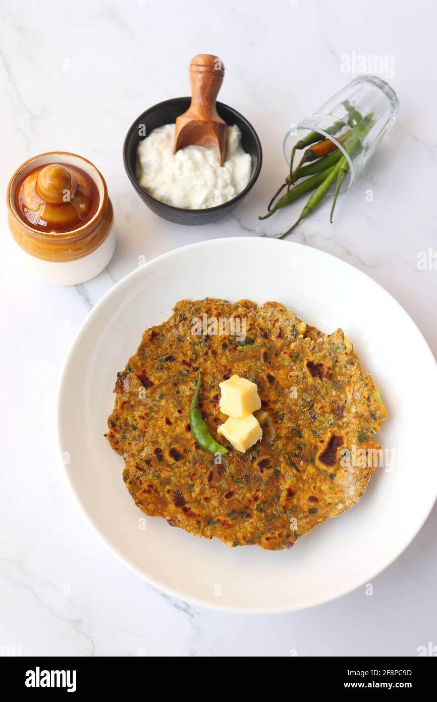 Rettich oder Mooli Masala Paratha auf einem weißen Teller mit ...