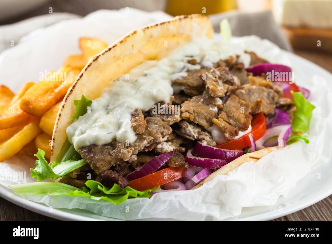 Griechisches gyros mit tzatziki und pommes frites -Fotos und ...