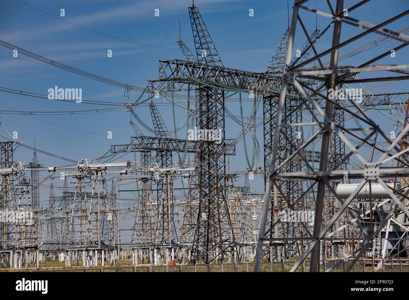 Elektrische Türme und Kabel an Transformator- und Verteilerunterstation ...