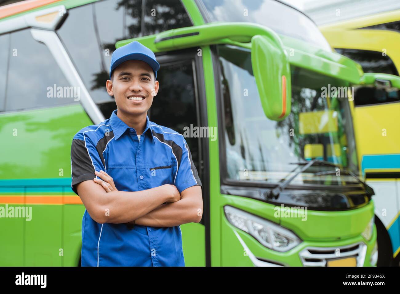 Busfahrer in uniform -Fotos und -Bildmaterial in hoher Auflösung – Alamy