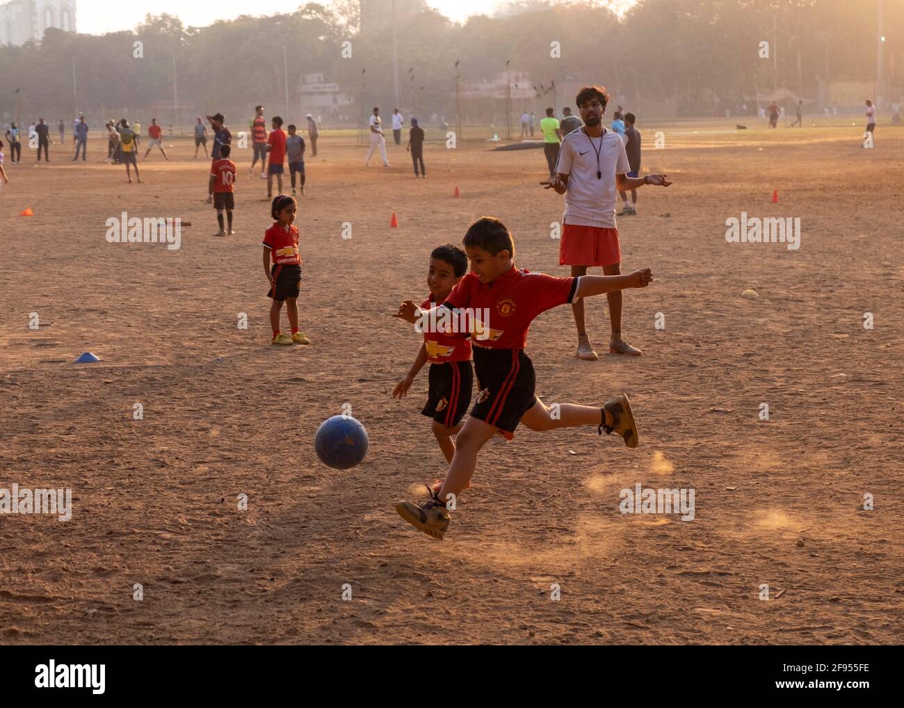 Kleine Kinder, die im Ardash Football Club im Shivaji Park in Mumbai ...