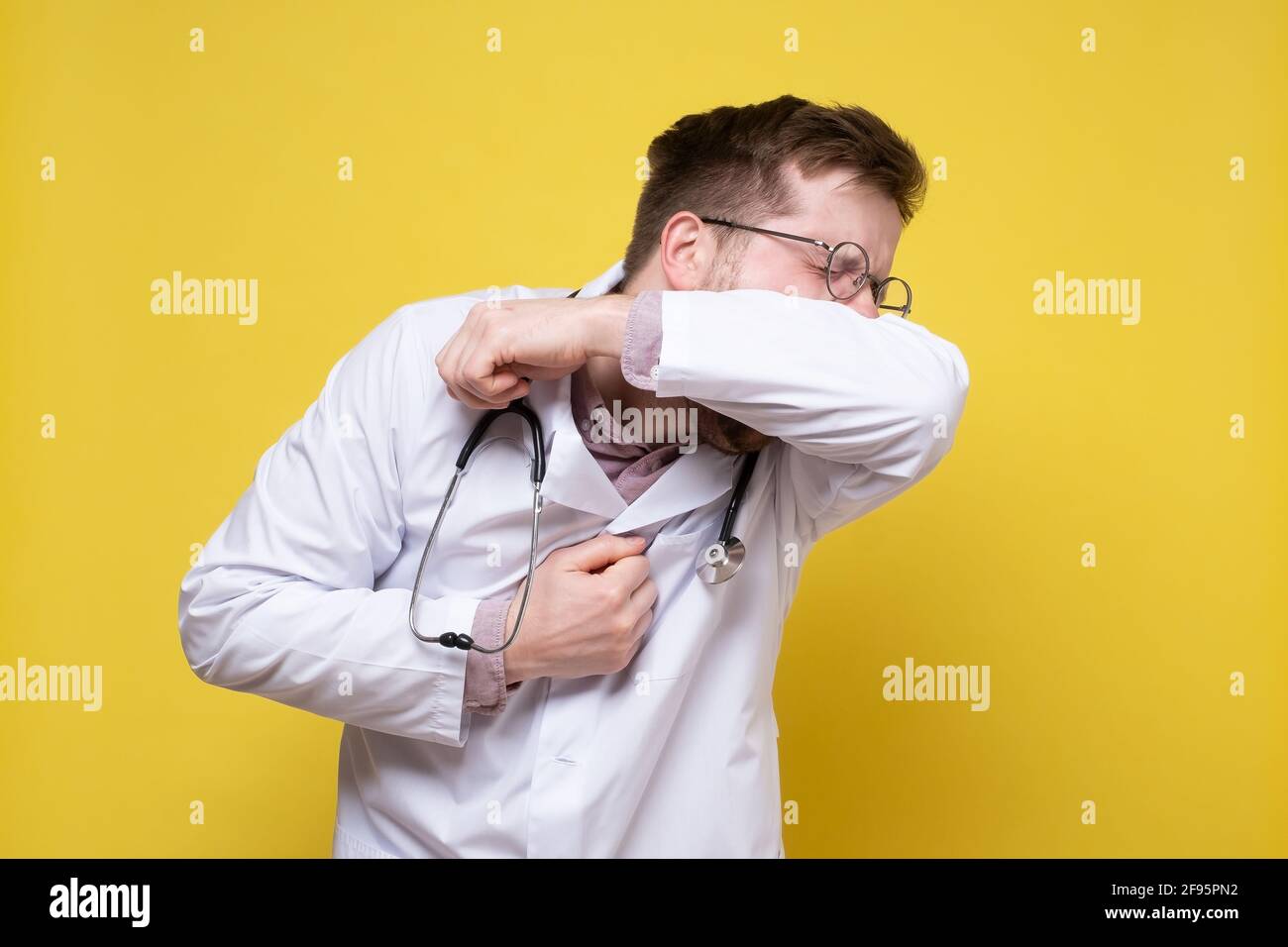 Husten oder niesen in den ellbogen -Fotos und -Bildmaterial in hoher Auflösung – Alamy