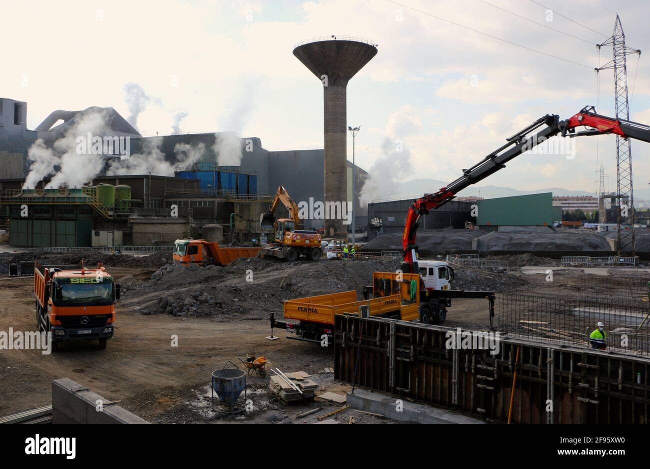 Stahldrahtfabrik Global Steel Wire Compound mit neuen Bau Baggerwagen ...