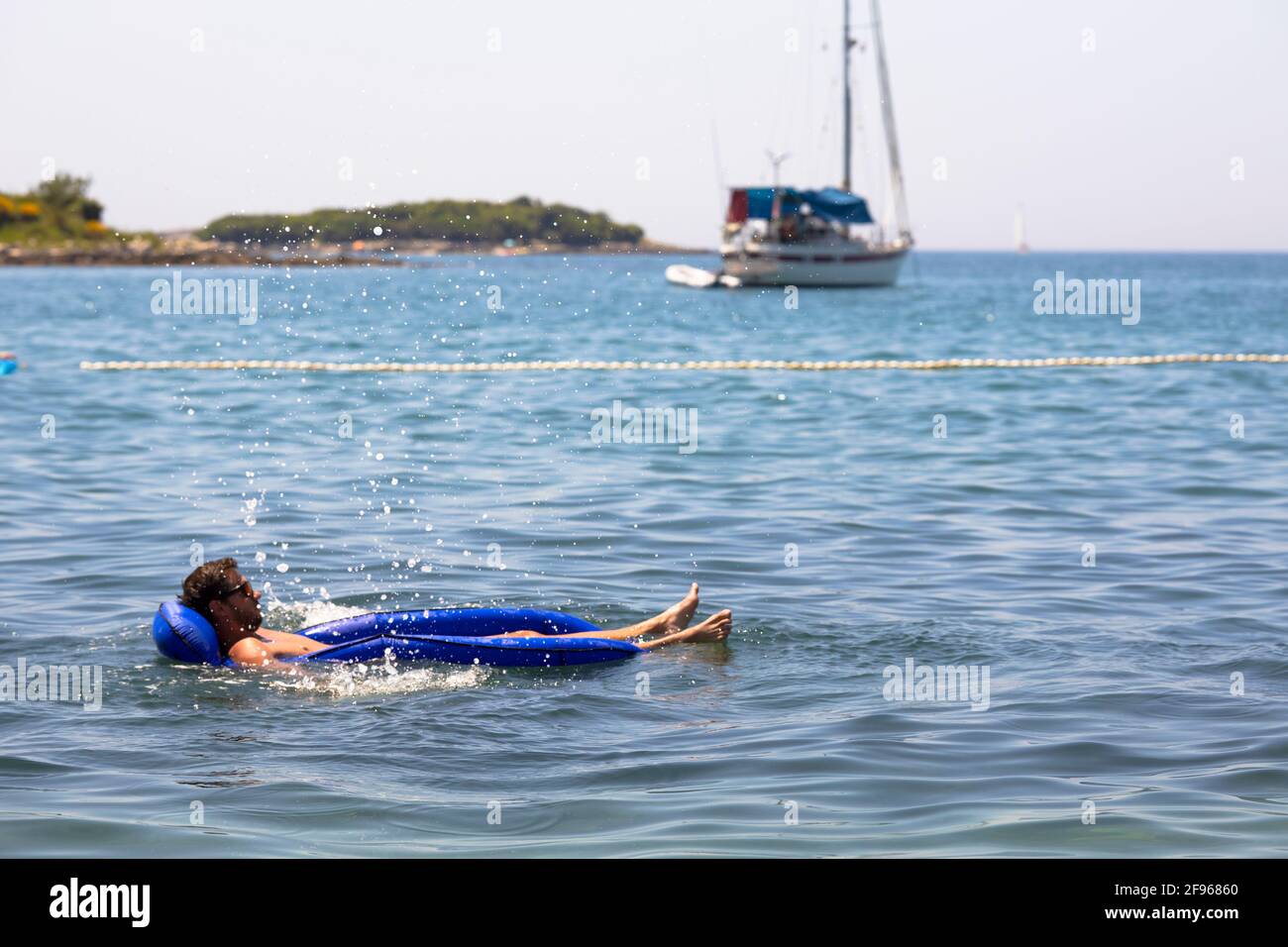 Segelboot in wasser -Fotos und -Bildmaterial in hoher Auflösung – Alamy