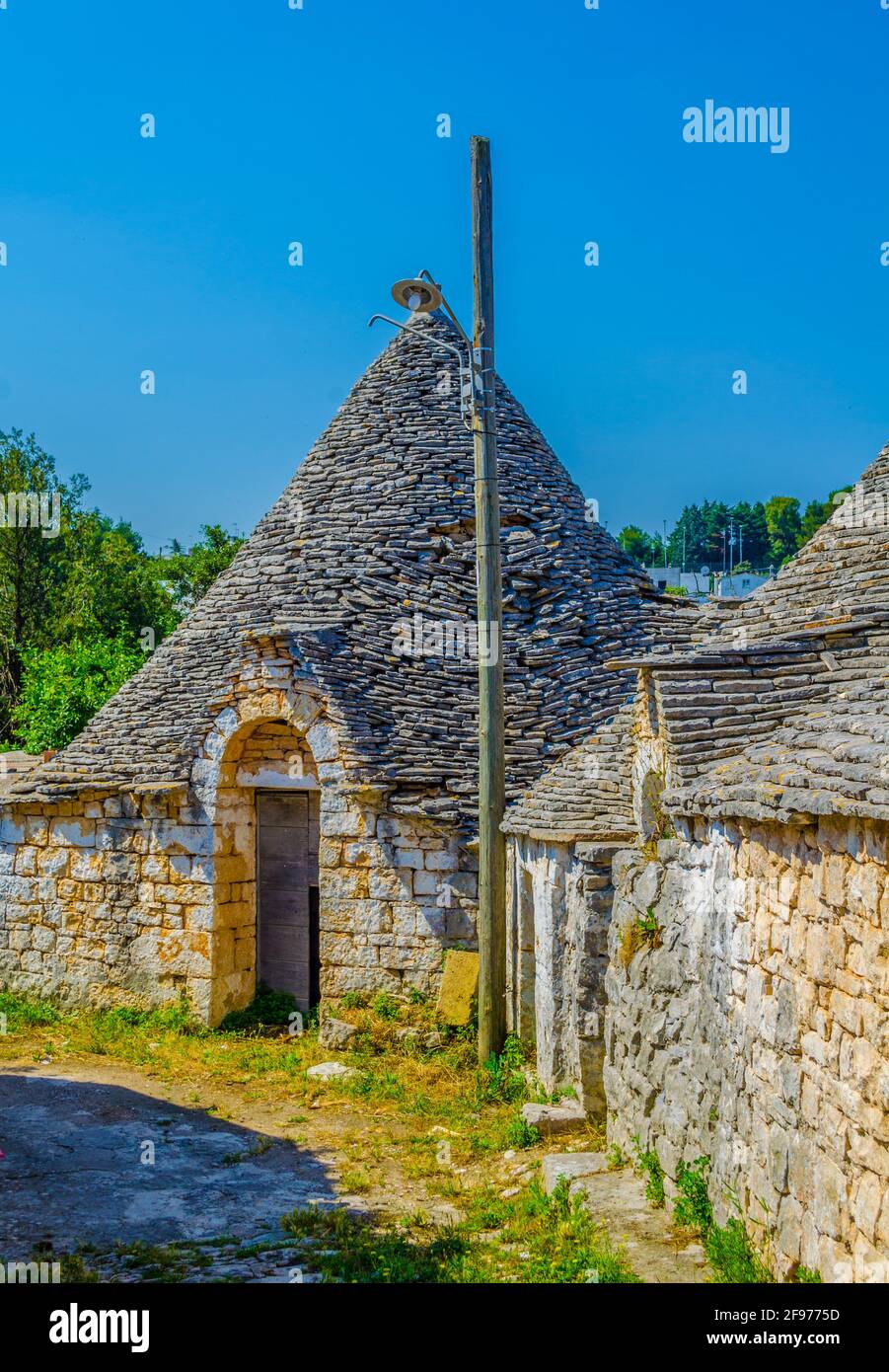 Ansicht der traditionellen weißen Trulli Häuser in Alberobello in ...