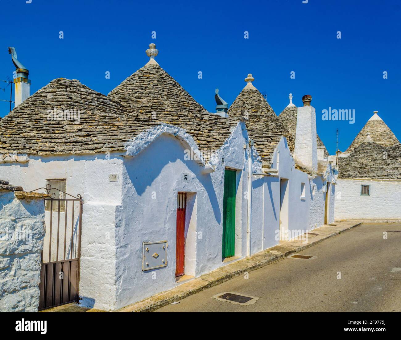 Ansicht der traditionellen weißen Trulli Häuser in Alberobello in ...