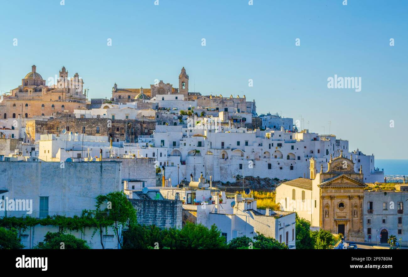 Ostuni sonnenuntergang sommer -Fotos und -Bildmaterial in hoher ...