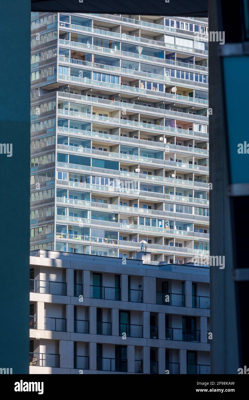 Wien, Mehrfamilienhaus Hochhaus Mischek Tower (oben), Mehrfamilienhaus DC Wohnen (unten) in ...