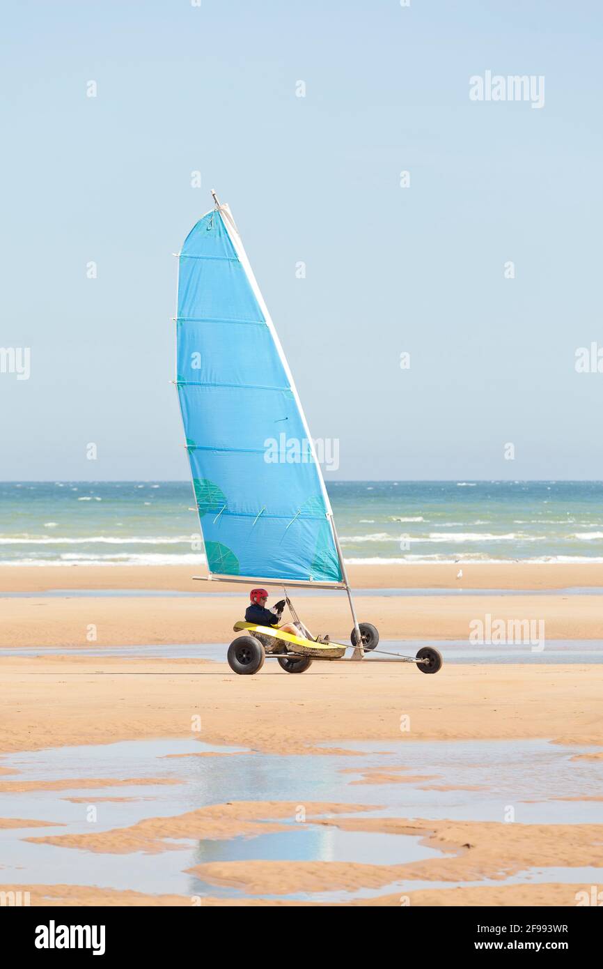 Kite buggy on beach -Fotos und -Bildmaterial in hoher Auflösung – Alamy