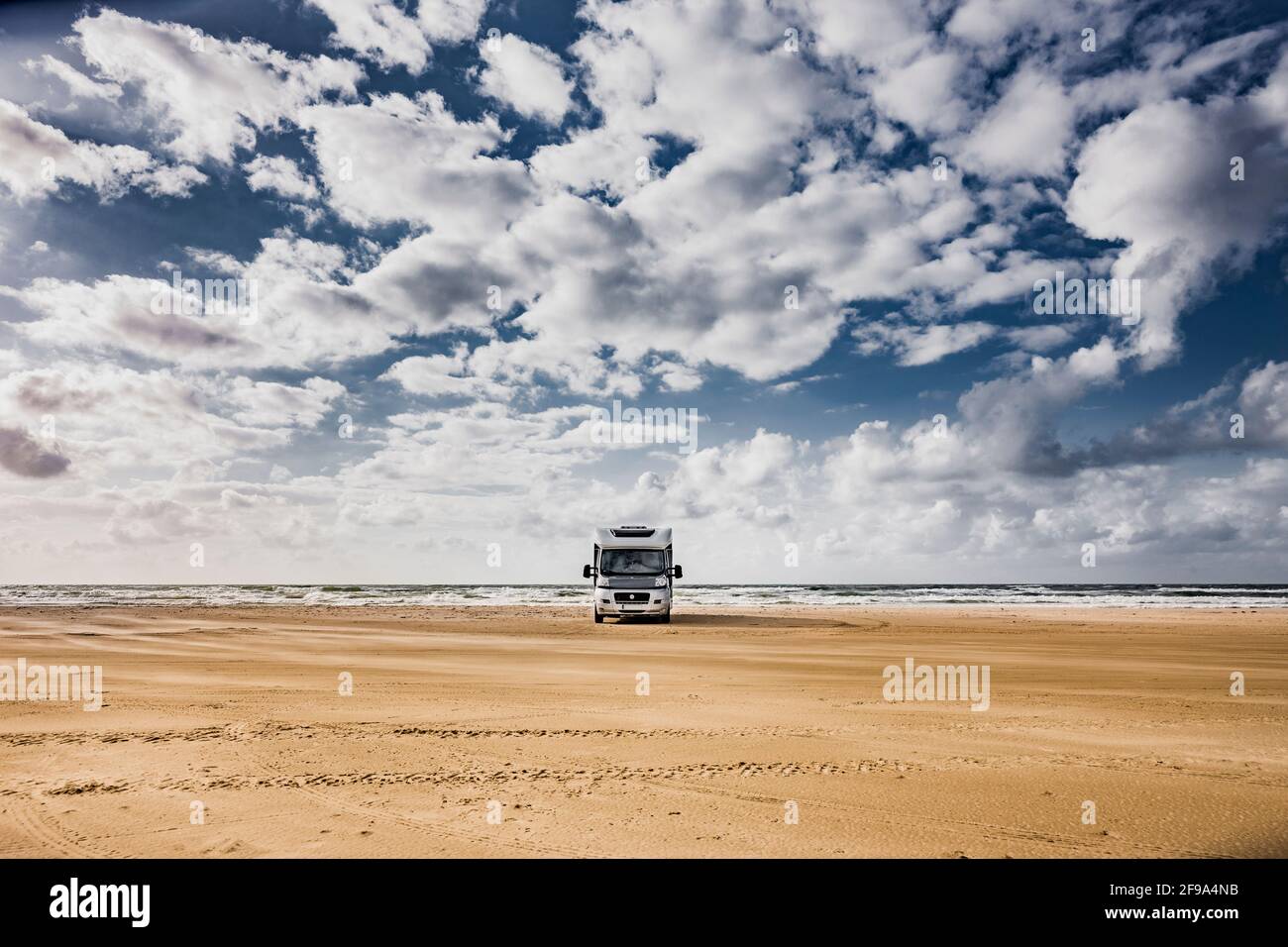 Wohnmobil auf campingplatz am strand -Fotos und -Bildmaterial in hoher ...