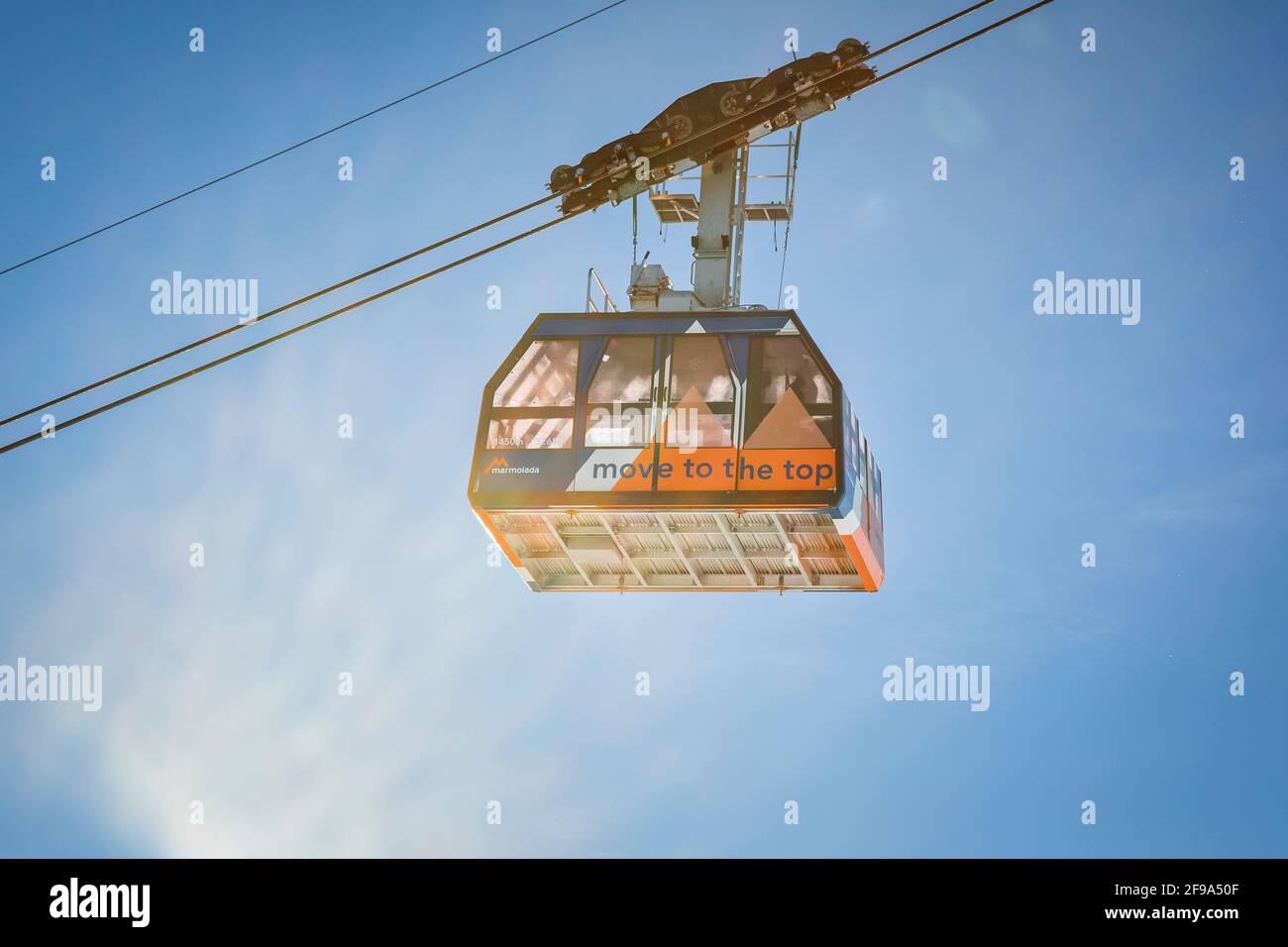 Die Seilbahn Marmolada, von der Malga Ciapela (1450 Meter über dem ...