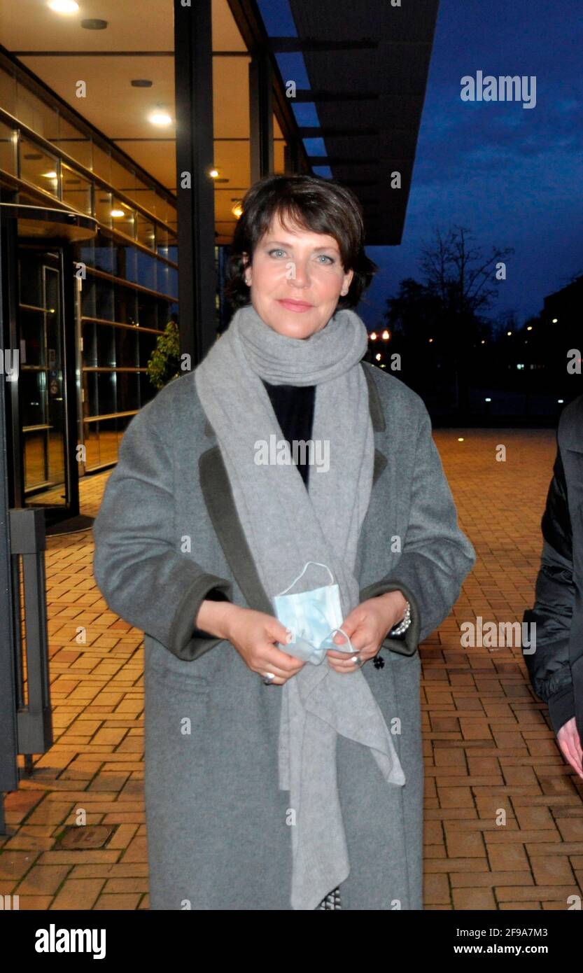 Janina Hartwig bei der Ankunft zur TV-Aufzeichnung der Talkshow ...