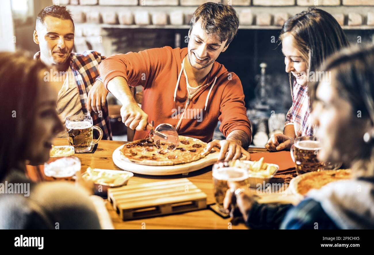 Jugendliche essen pizza -Fotos und -Bildmaterial in hoher Auflösung – Alamy