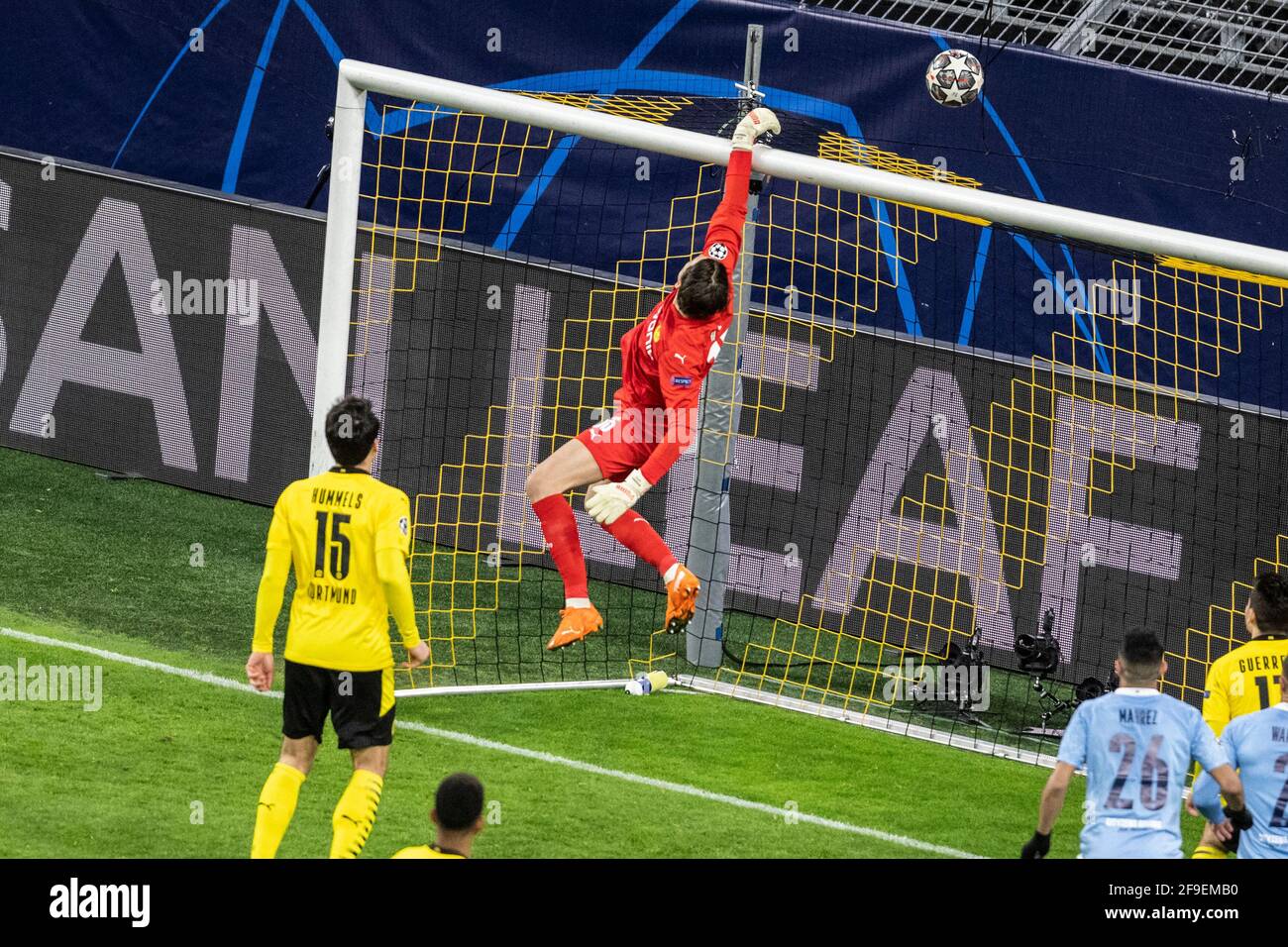 Dortmund, Signal Iduna Park, 14.04.21: Torwart Marwin Hitz (BVB) mit ...