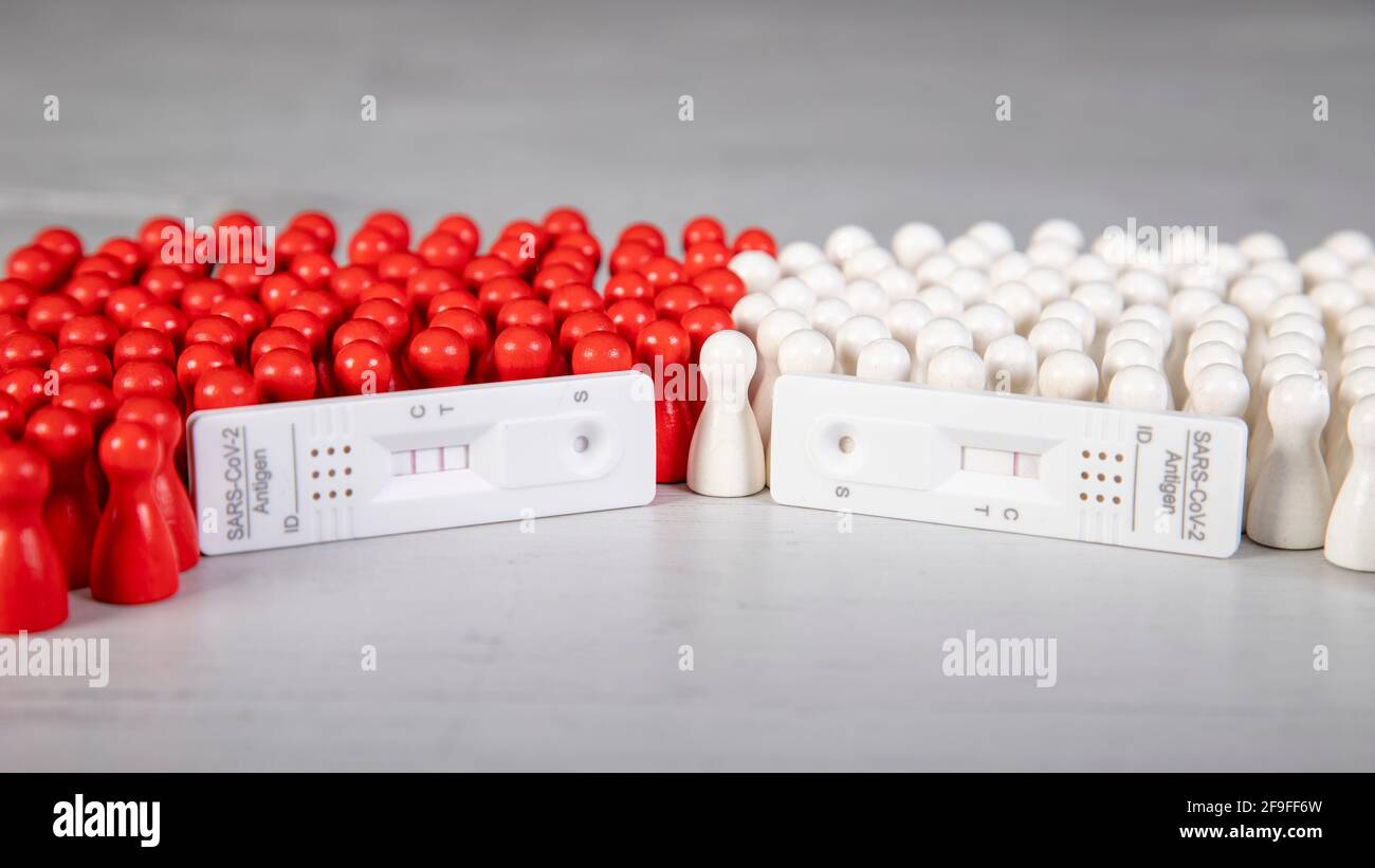 Negativer und positiver Corona-Antigen-Test vor Weiß Und rote ...