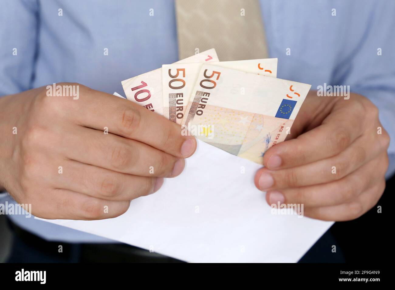 Geld in einem umschlag -Fotos und -Bildmaterial in hoher Auflösung – Alamy