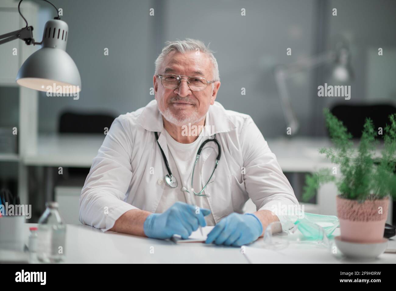 Ein Professor für medizinische Wissenschaften führt ein Praktikum in ...