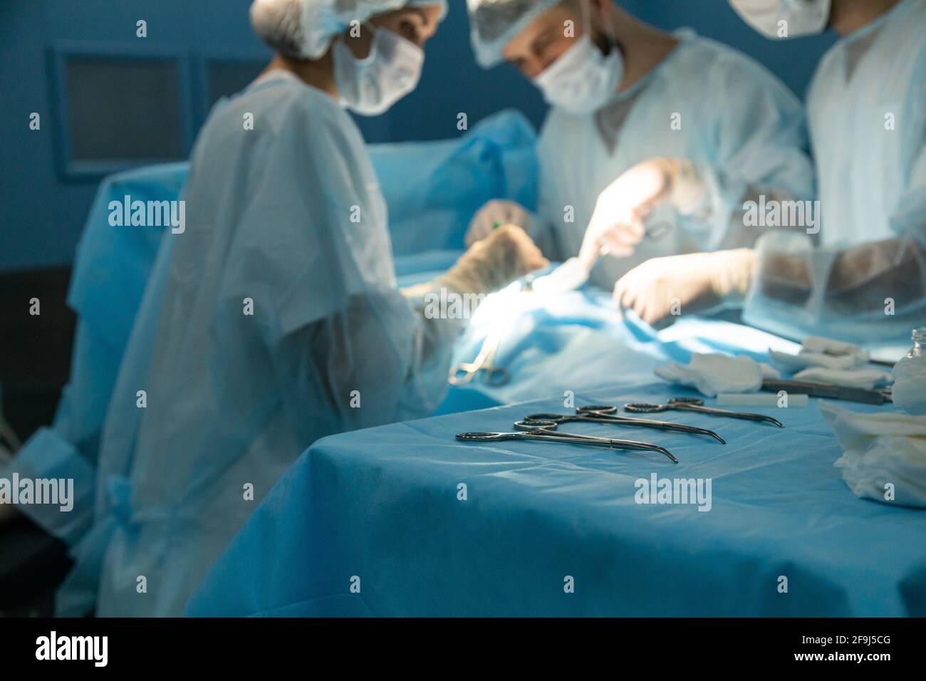 Der leitende Chirurg im Operationssaal, wo der Patient auf ihn wartet ...