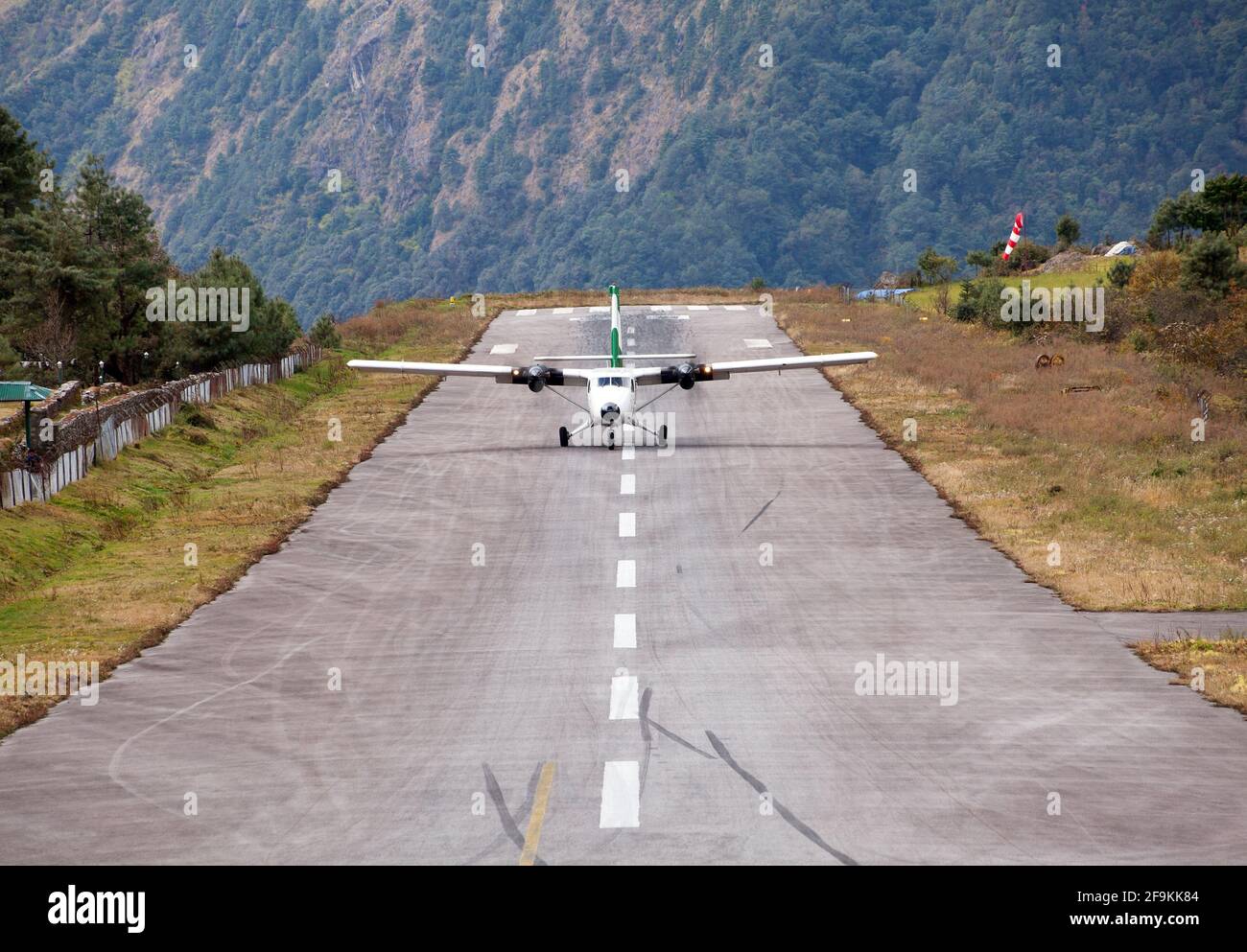 Lukla nepal plane -Fotos und -Bildmaterial in hoher Auflösung - Seite 2 ...