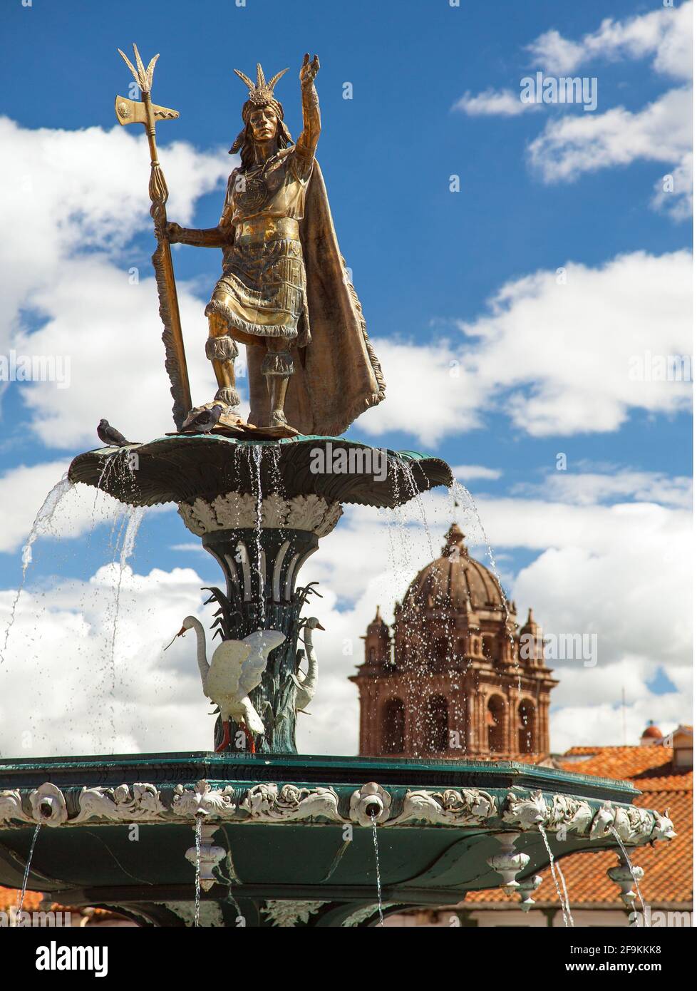 Statue des Inka Pachacutec auf Brunnen und katholische Kirche auf der ...