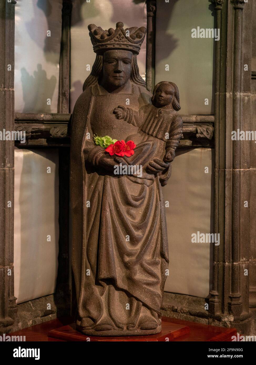Mary baby jesus statue inside -Fotos und -Bildmaterial in hoher Auflösung – Alamy