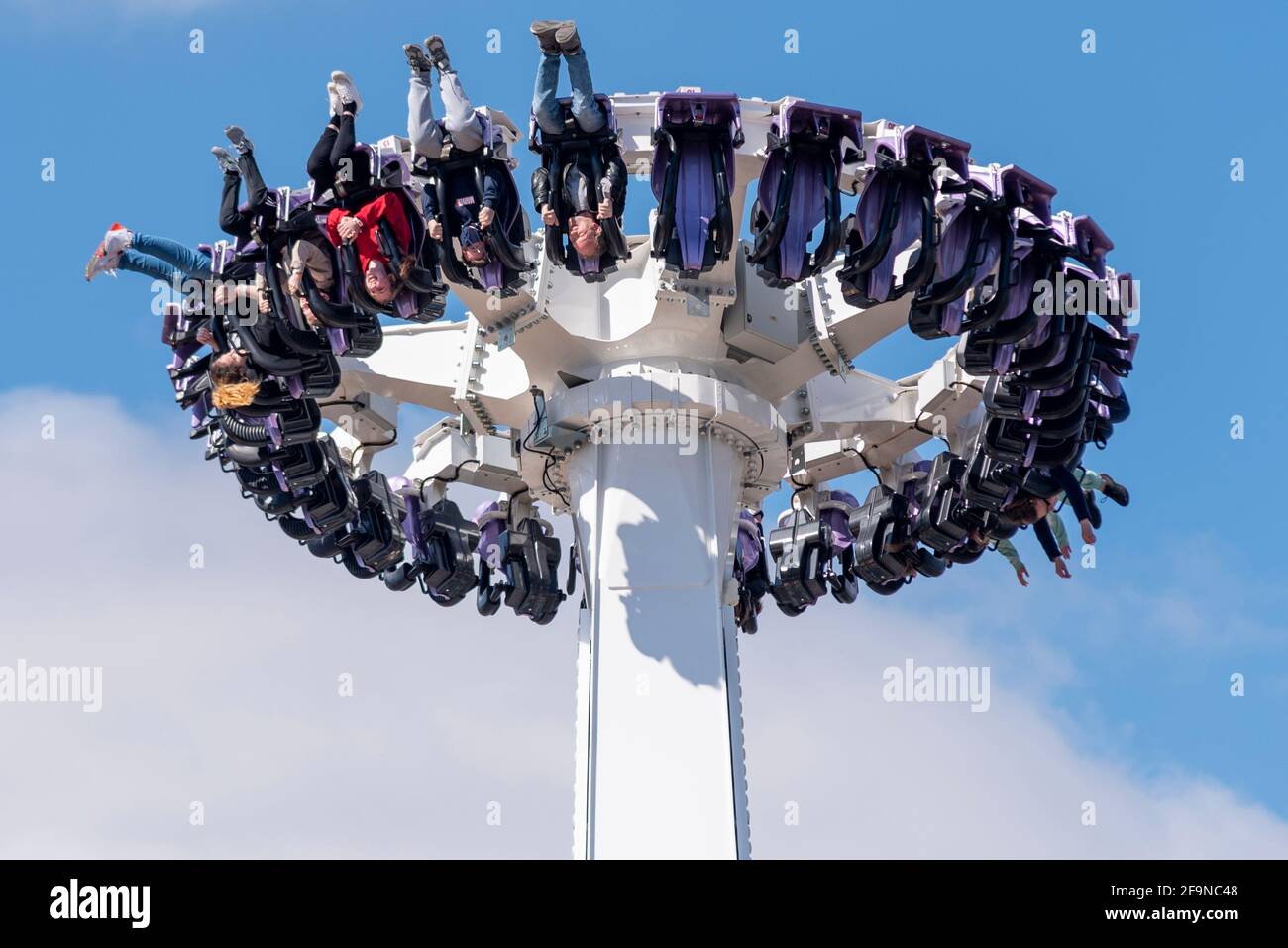 Fairground thrill ride -Fotos und -Bildmaterial in hoher Auflösung – Alamy