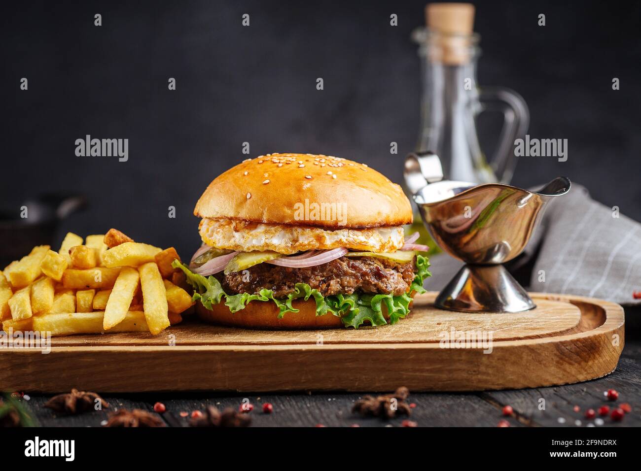 Klassischer burger und pommes -Fotos und -Bildmaterial in hoher Auflösung – Alamy