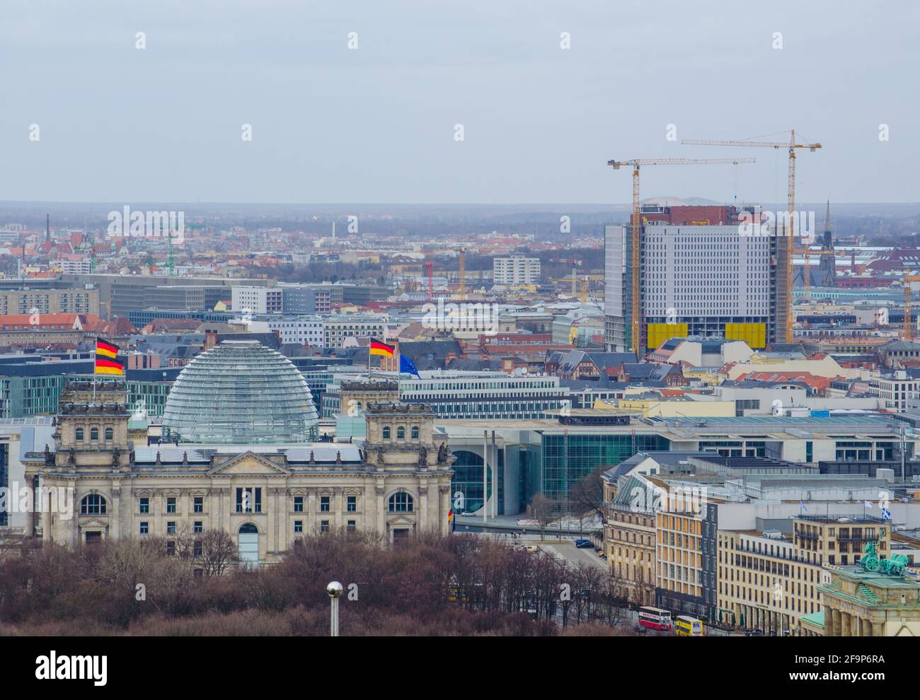 Luftaufnahme von reichstag und Brandenburger Tor in berlin ...