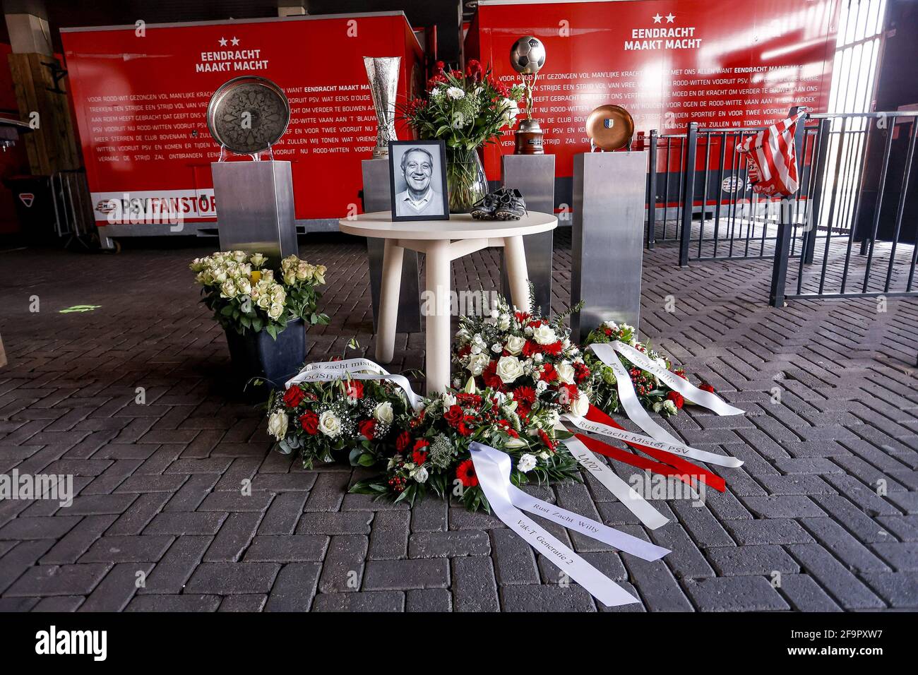 EINDHOVEN, 20-04-2021. Philips Stadion, Stadion des PSV. PSV-Fans ehren ... EINDHOVEN, 20-04-2021. Philips Stadion, Stadion des PSV. PSV-Fans ehren ...