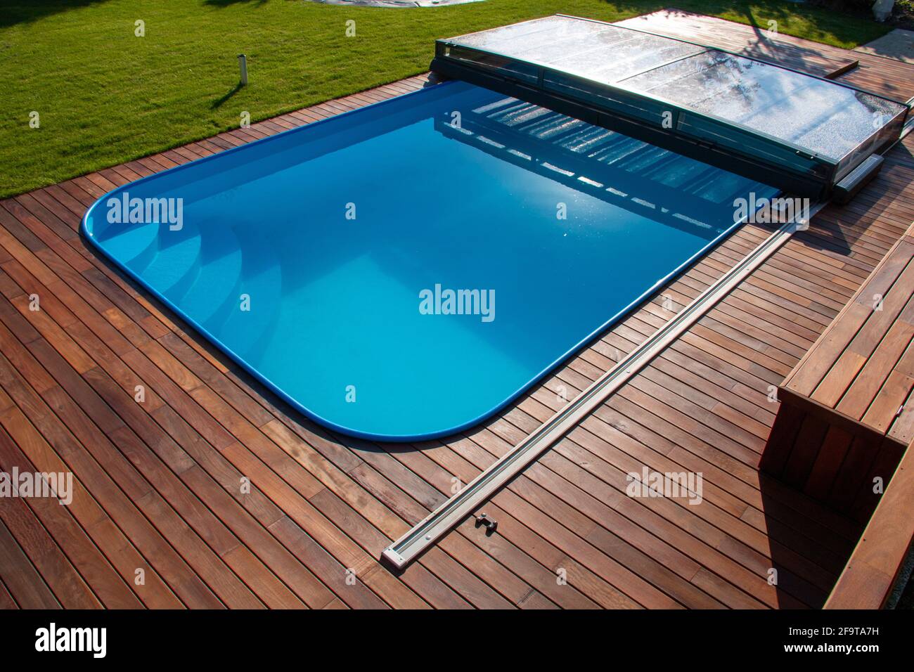 IPE Holzterrasse um den Pool mit Blick aus einem hohen Winkel ...