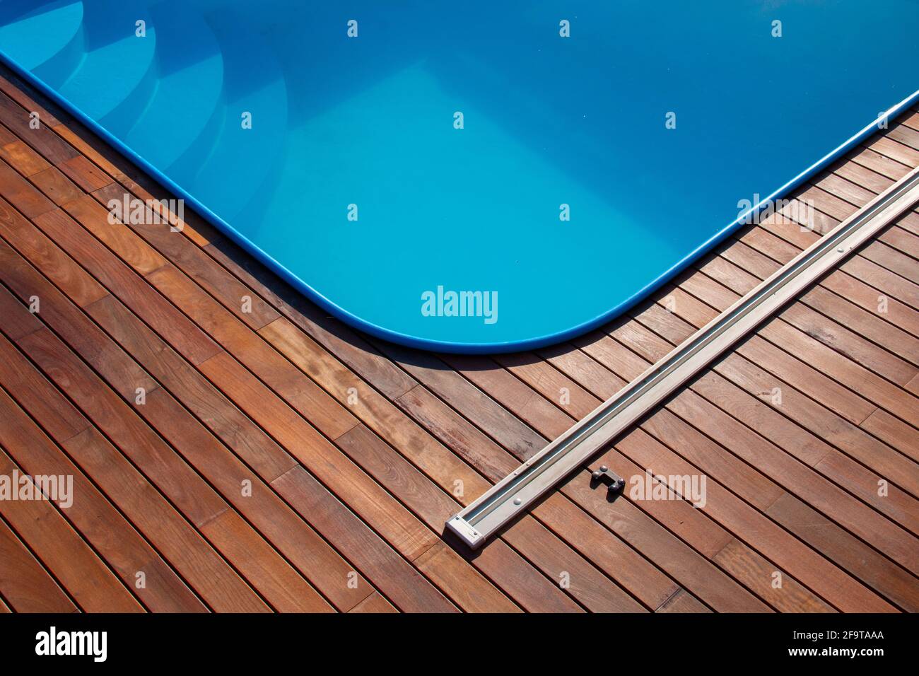 IPE Holzterrasse und Swimmingpool. Terrassendesign am Pool, blaues ...