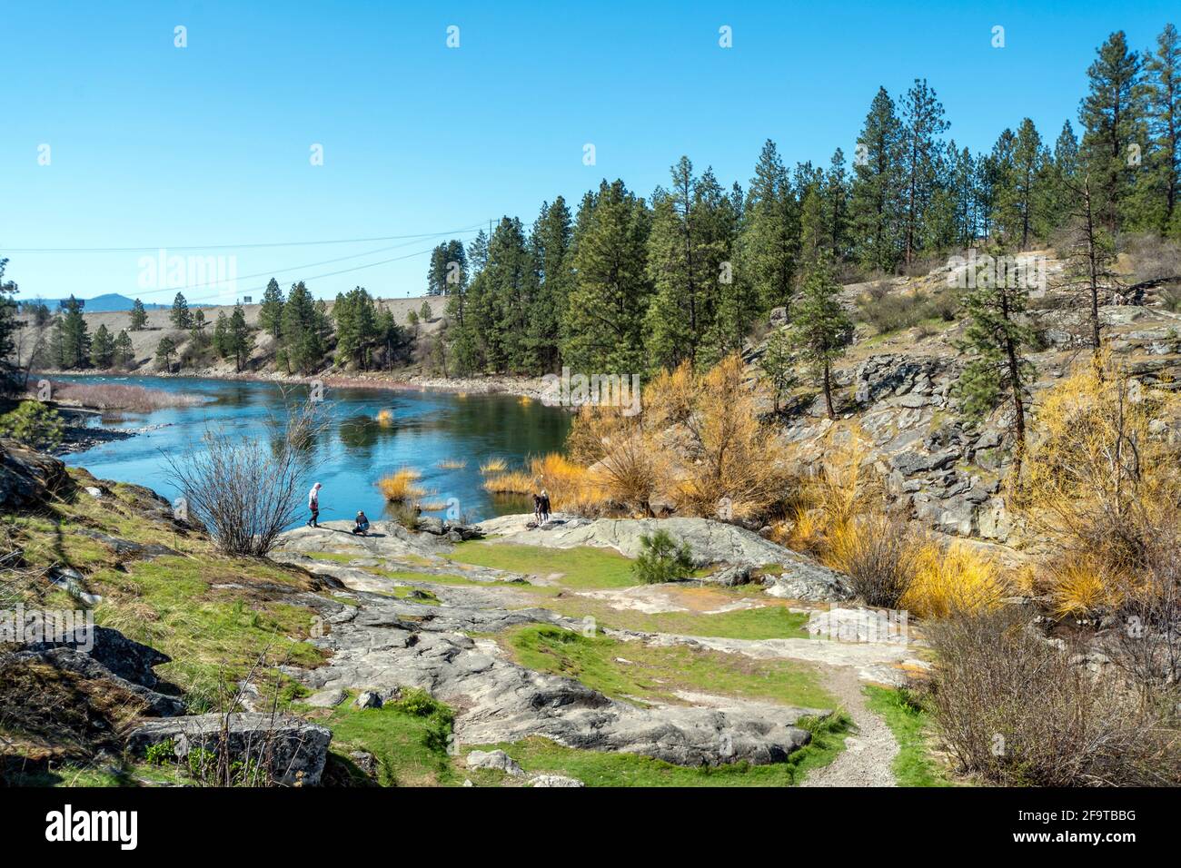 Besucher genießen einen frühen Frühlingstag im Falls Park am Spokane ...